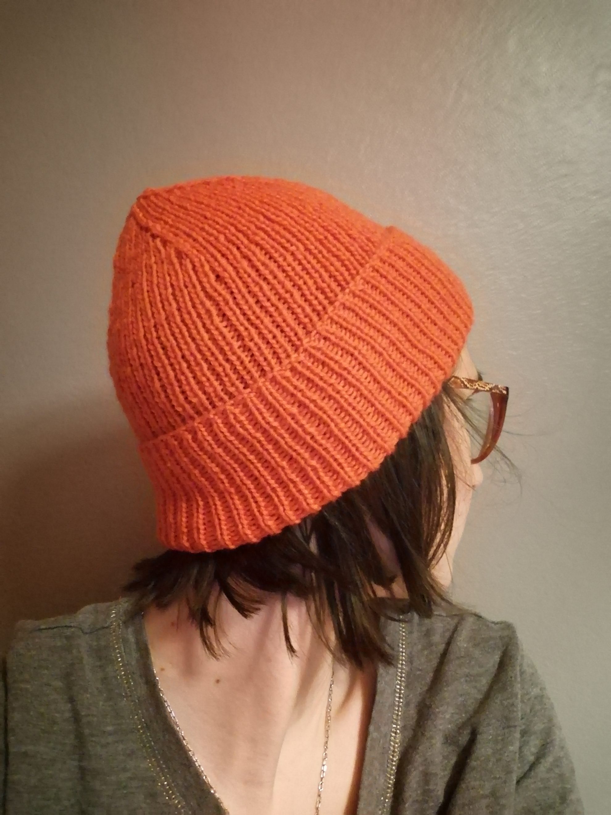 Le bonnet en côtes classiques au tricot - Modèle gratuit - Binge Tricot