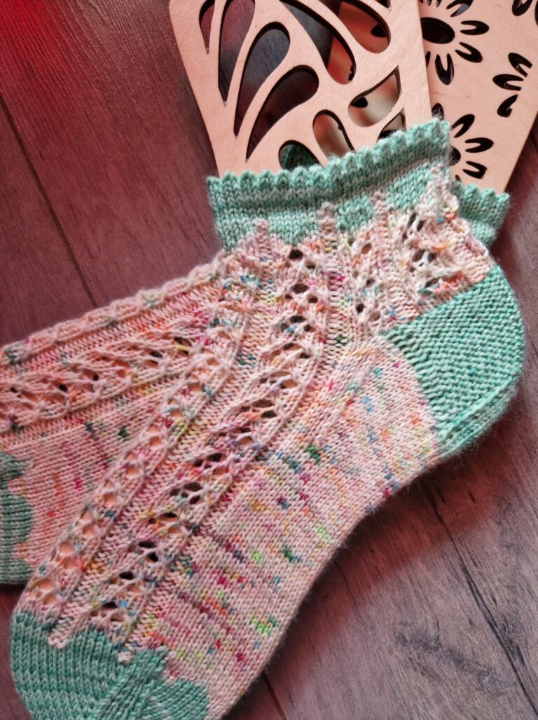 Les Bretzel socks au tricot : les chaussettes à dentelle de You Knit to ...