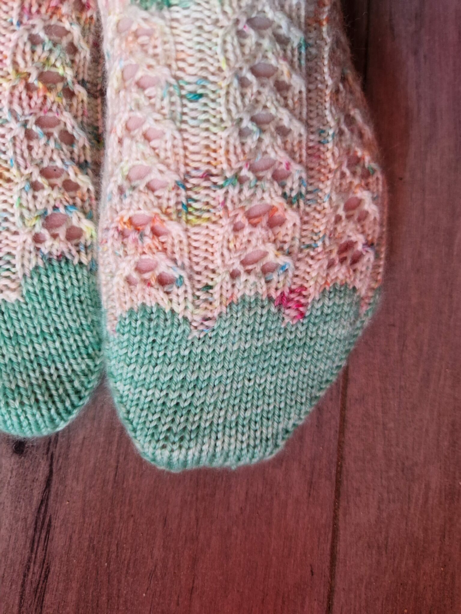 Les Bretzel socks au tricot : les chaussettes à dentelle de You Knit to ...