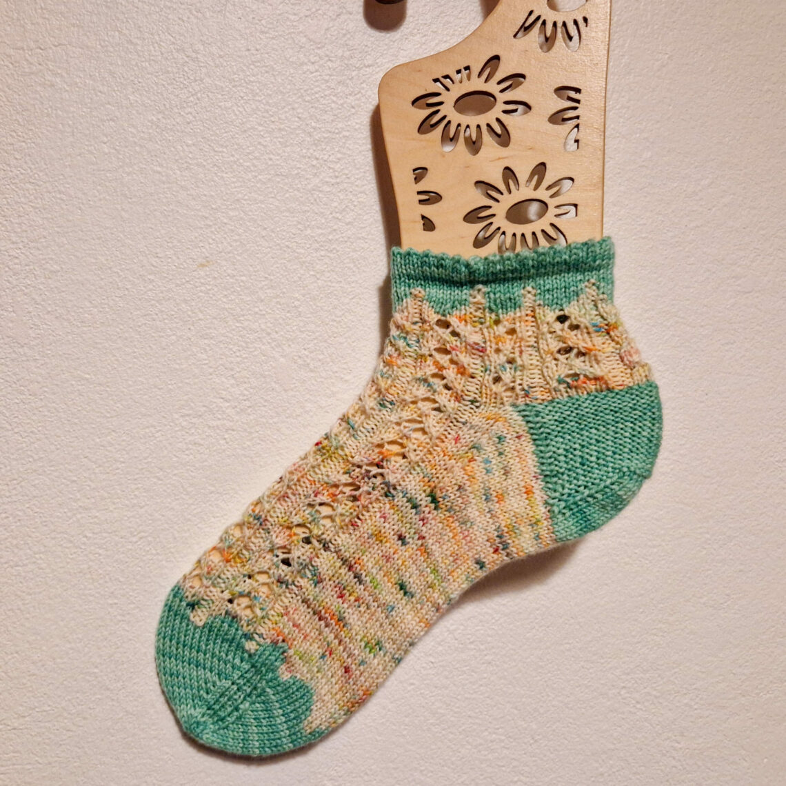 Les Bretzel socks au tricot : les chaussettes à dentelle de You Knit to ...