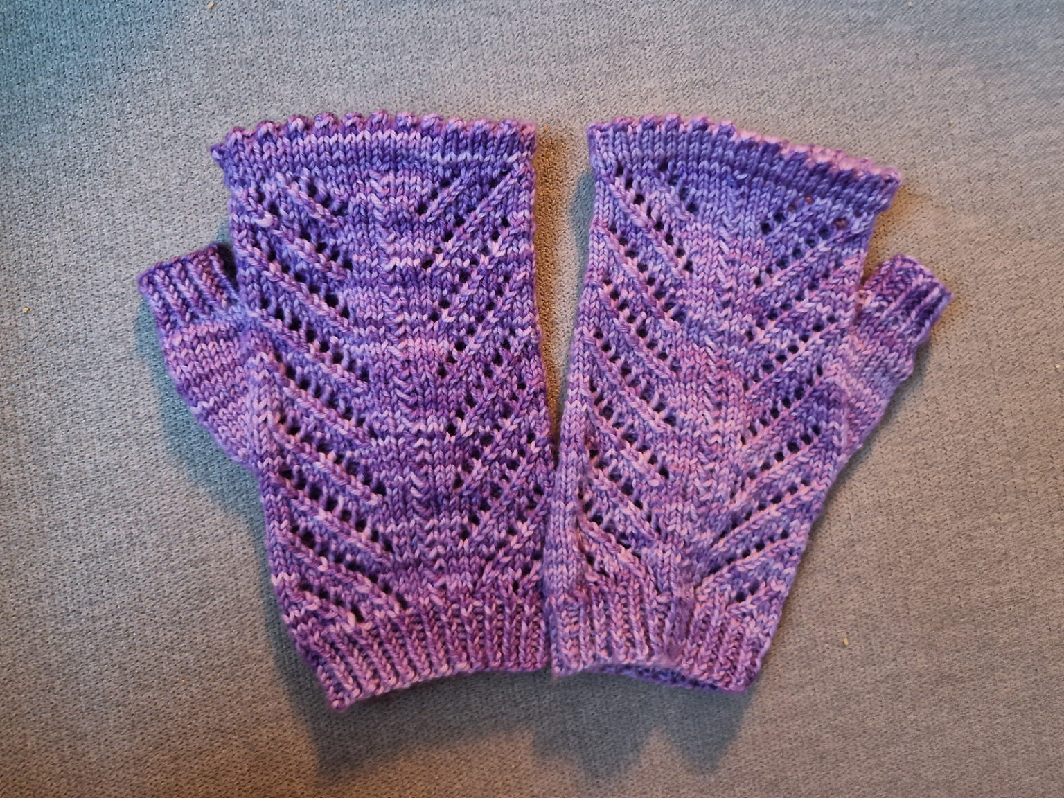 Les mitaines lilas, modèle gratuit de mitaines à dentelle au tricot ...