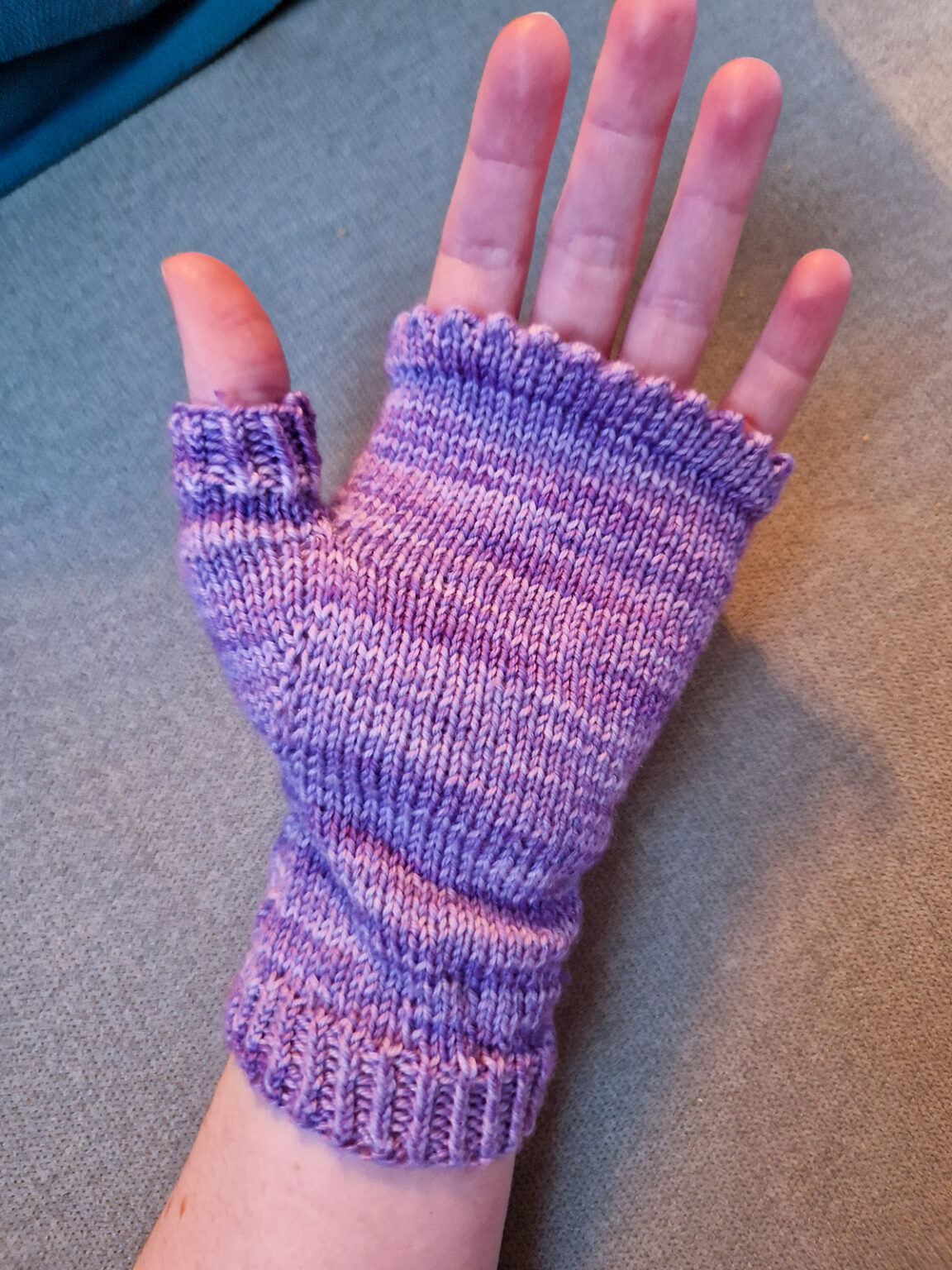 Les mitaines lilas, modèle gratuit de mitaines à dentelle au tricot ...