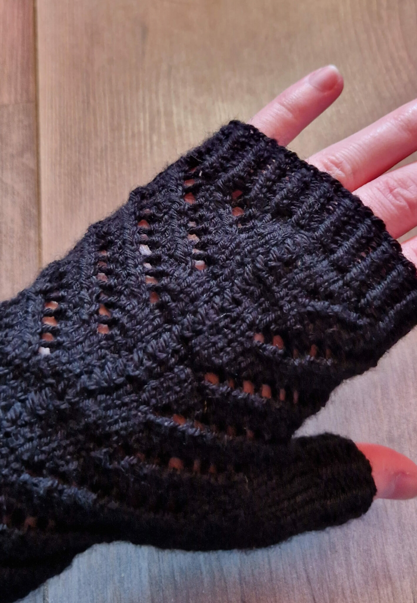 Une nouvelle paire de mitaines Lilas au tricot - Binge Tricot